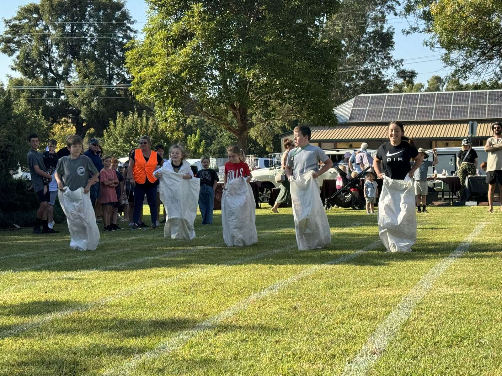Fair weather helps draw a crowd | Deniliquin Pastoral Times